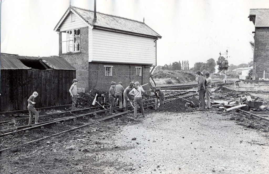 OSW-PH-O-5-16-5 Junior Gangers outside South Signal Box 1973 - Oswestry ...